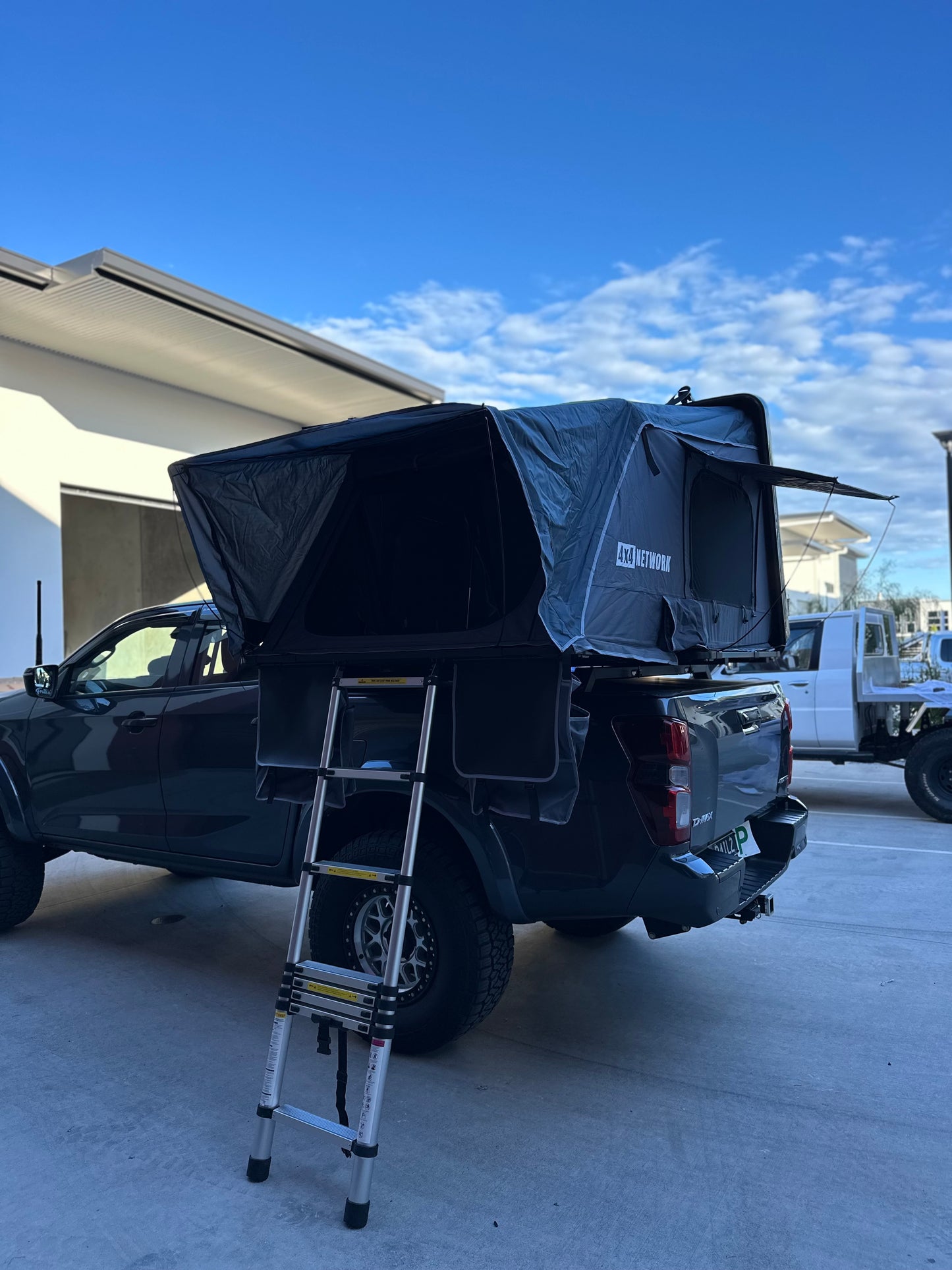 MegaLuxe1300 Fold-Out Rooftop Tent (RTT) – 4X4 NETWORK